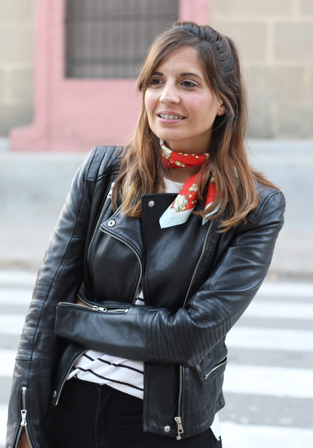 Combinar bailarinas rojas de Zara y cazadora biker